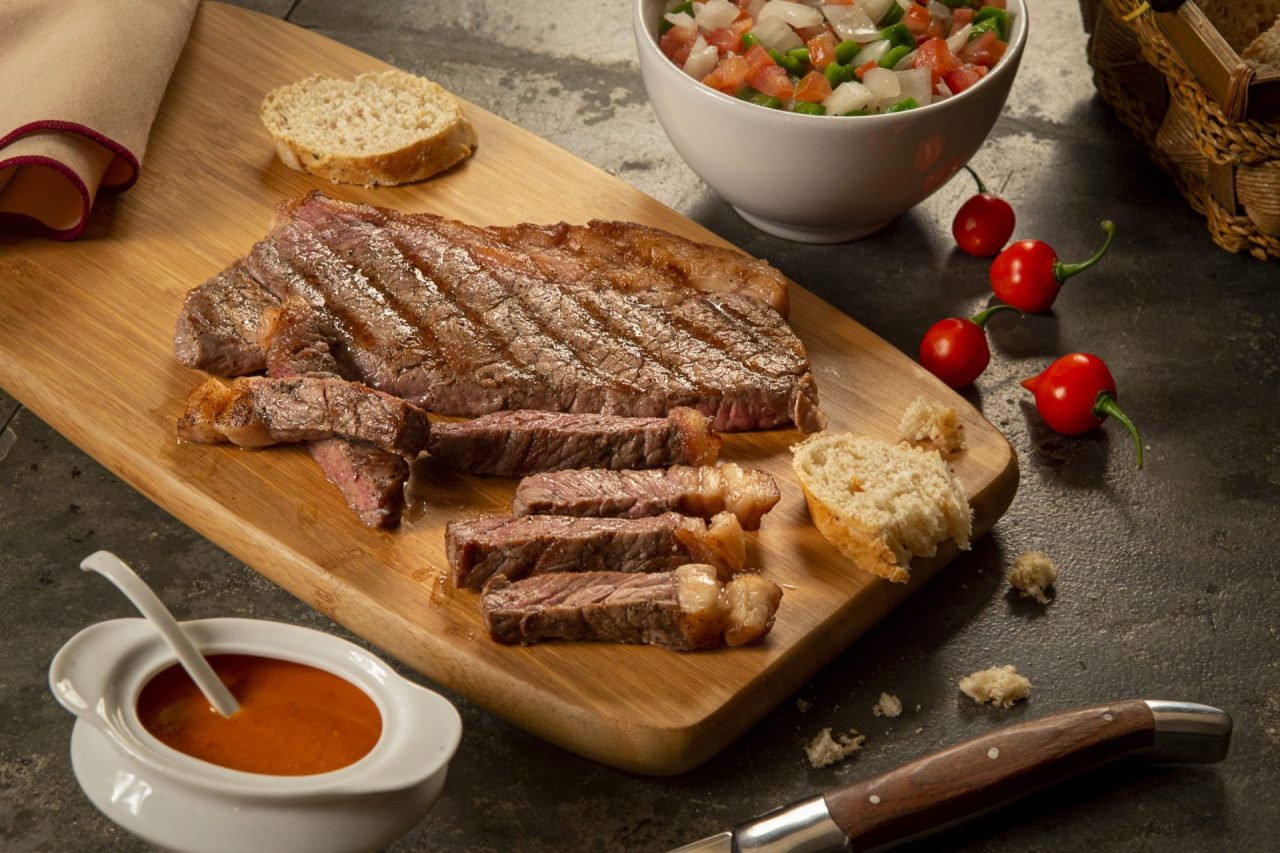 A carne (mais barata) perfeita para bife e churrasco que está colocando ...