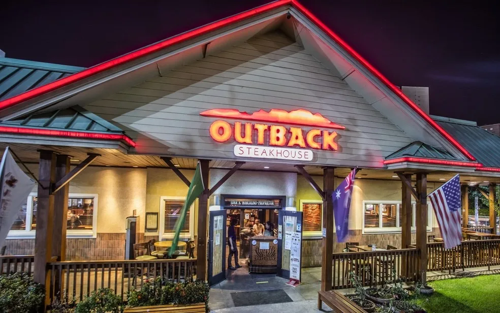 Outback lança café da manhã com waffles, ovos e até costela